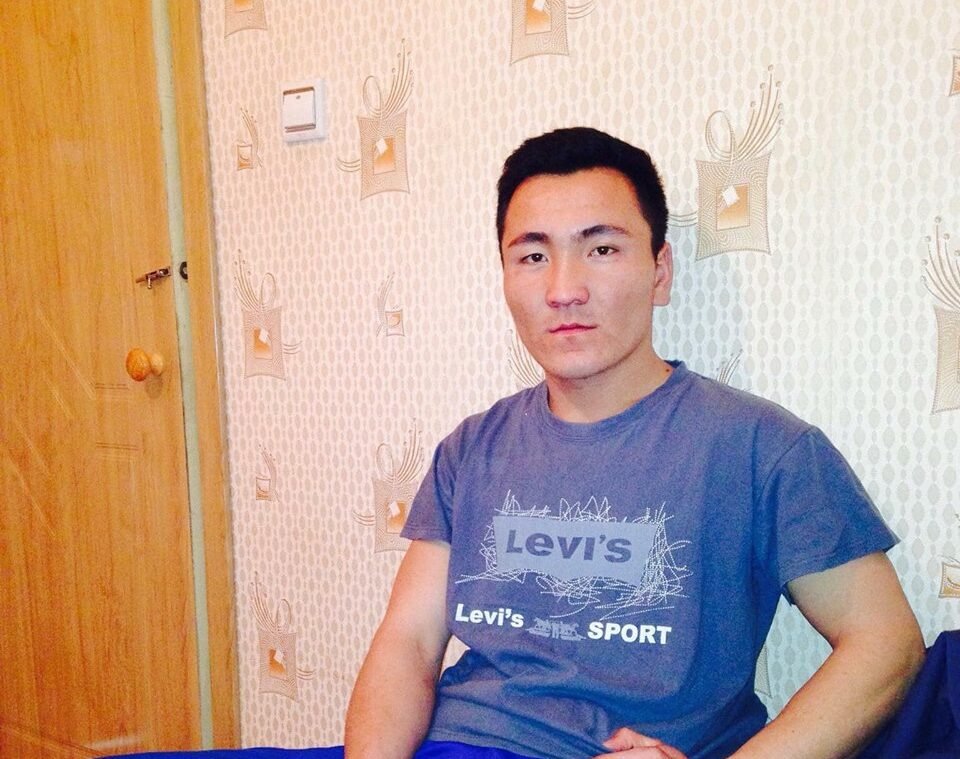 Гэртээ орох гэж явсан эмэгтэйг орцонд зодож дээрэмдсэн этгээдийг нэг сар цагдан хорино