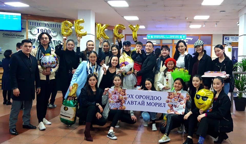 Азийн шилдэг дуучнаар шалгарсан Г.Мөнхбаяр эх орондоо ирлээ ...