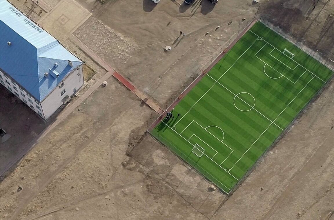 Дүүрэг бүрт хөлбөмбөгийн талбай барих ажил эрчимтэй хэрэгжиж байна ...