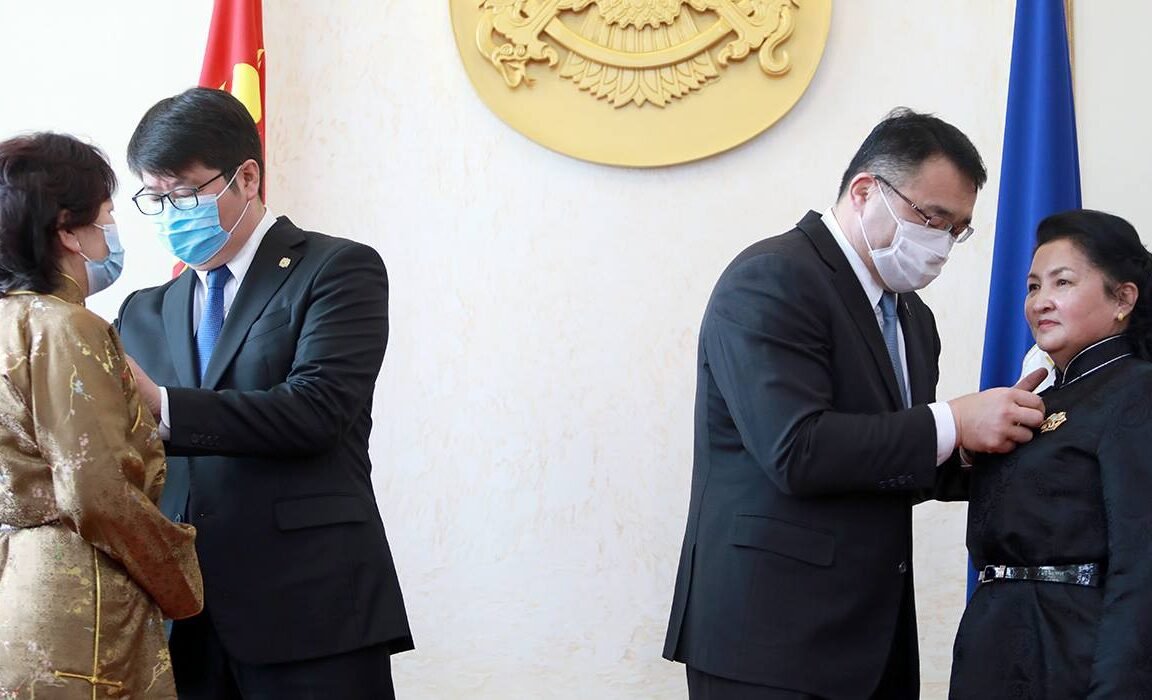 Төрийн дээд одон, медаль гардууллаа - Улаанбаатар Пост